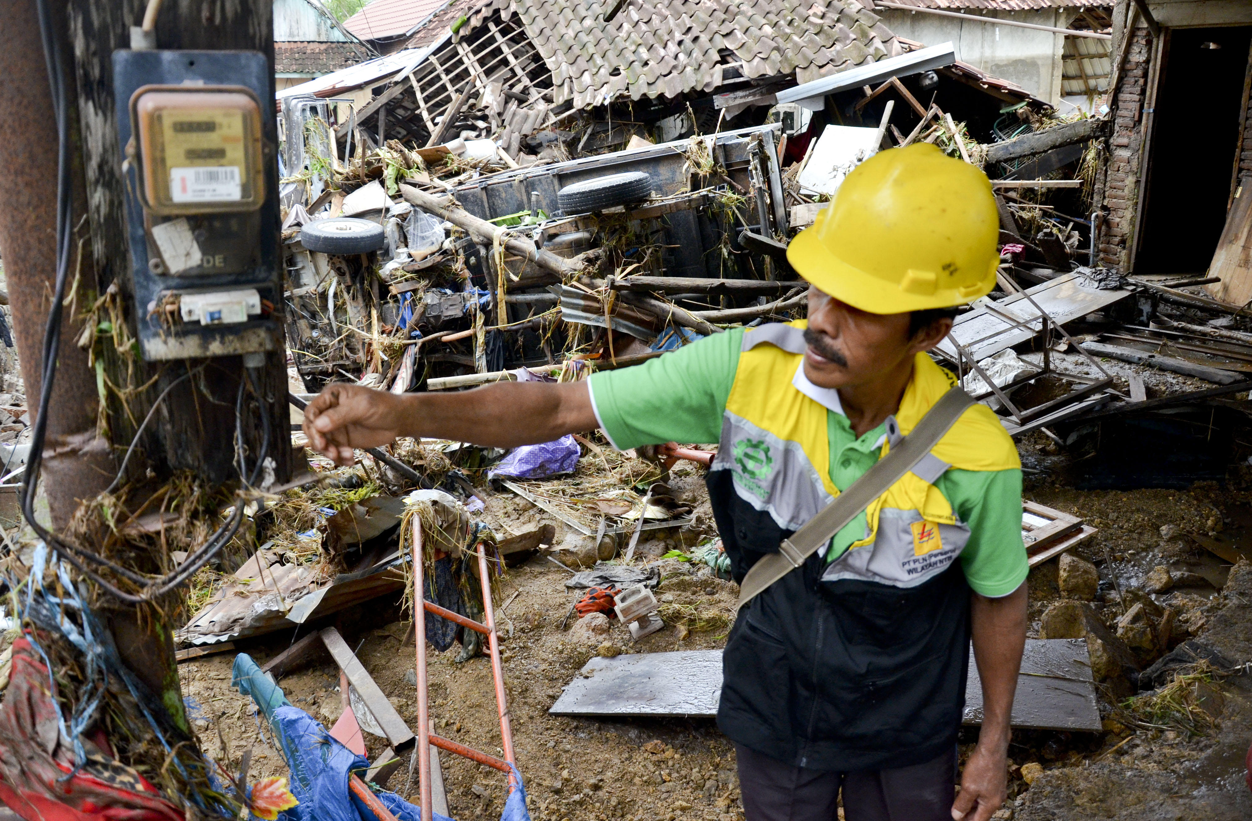 PLN Perbaiki Sambungan Rumah di Bima | Minergy News