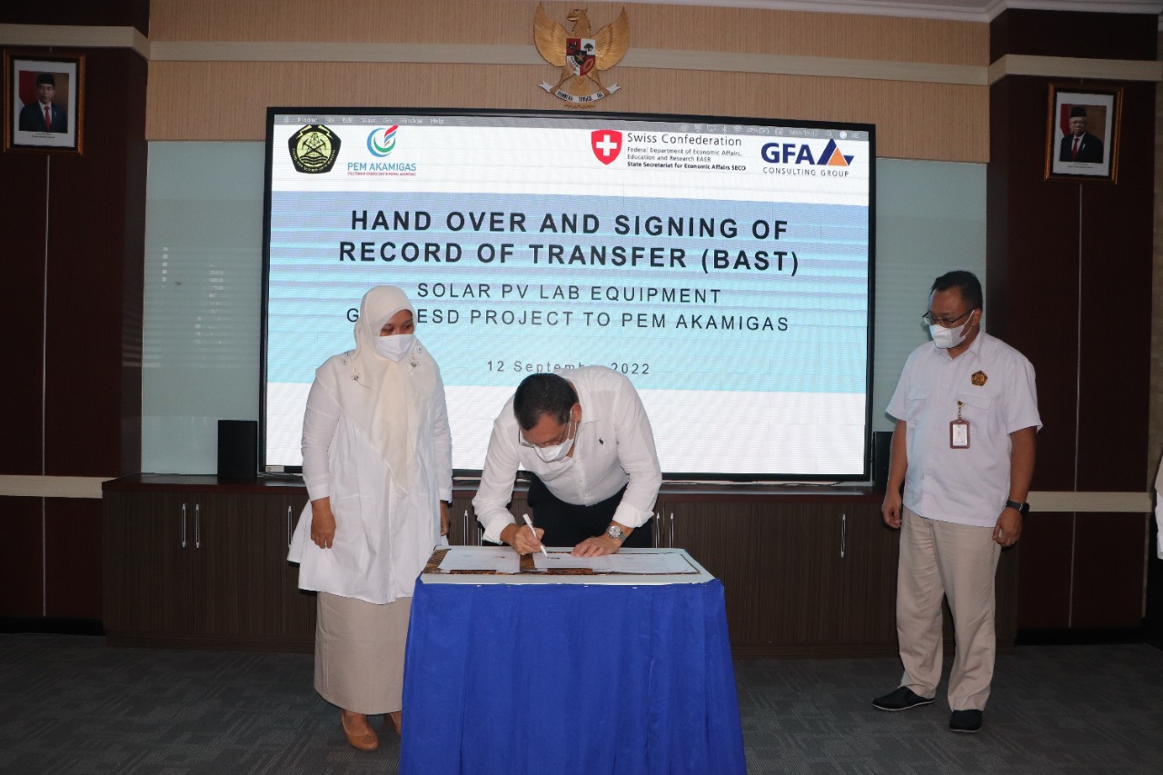 PEM Akamigas Terima Hibah Laboratorium Solar PV dari Pemerintah Swiss ...